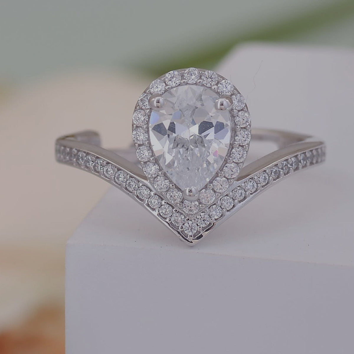 Unlocking Brilliance: Understanding Pave Diamonds in Jewelry Design ...